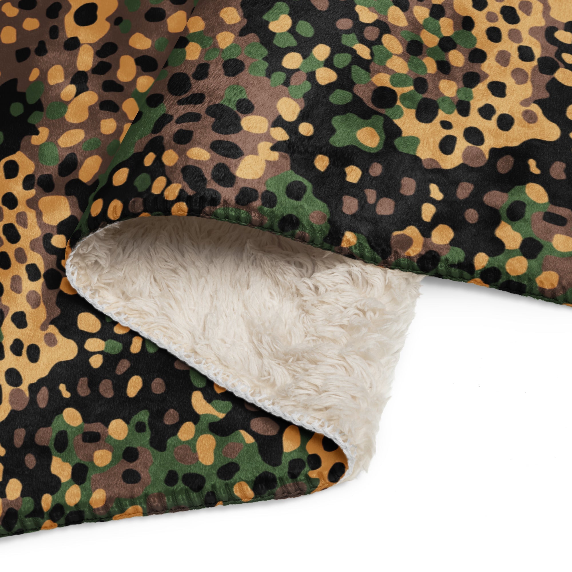 CAMO HQ - German WW2 Erbsenmuster Pea Dot CAMO Sherpa blanket